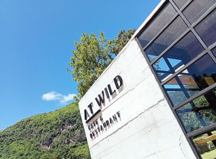 At Wild Cafe & Restaurant คาเฟ่ที่ซ่อนตัวอยู่ท่ามกลางหุบเขา | Go Out ไป ...